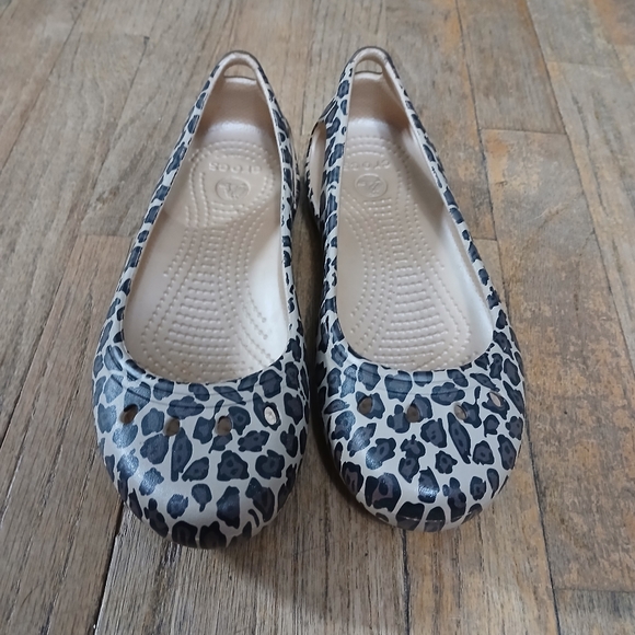 CROCS | Shoes | Crocs Kadee Womens Size 6 Tan Brown Leopard Print ...